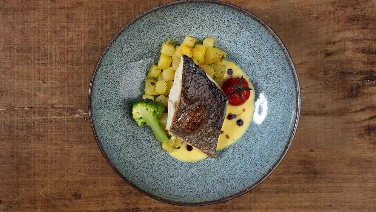 Lombo de robalo corado com aveludado de peixe e açafrão - Receita