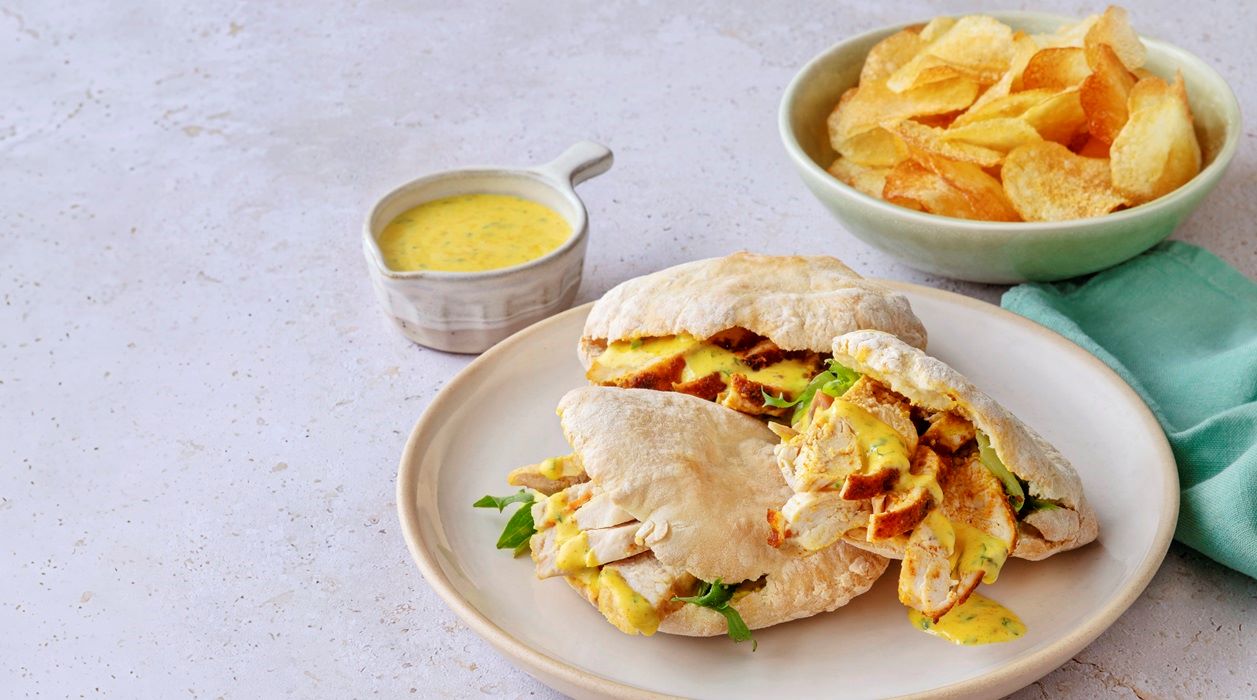 chicken sandwich with curry and yogurt sauce - Receita
