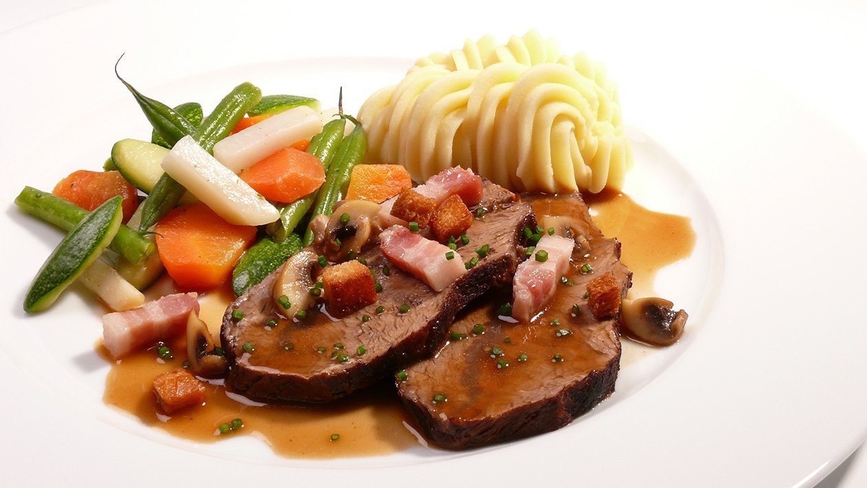 Ganso de vaca guisado servido com legumes e puré de batata - Receita